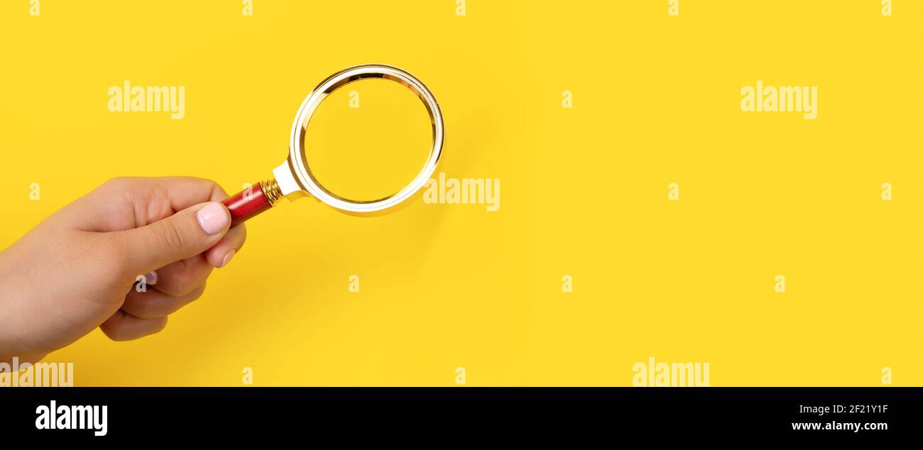 Magnifier in hand hi-res stock photography and images - Alamy