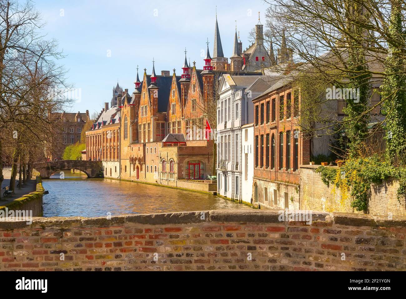 Bruges medieval buildings canal hi-res stock photography and images - Alamy