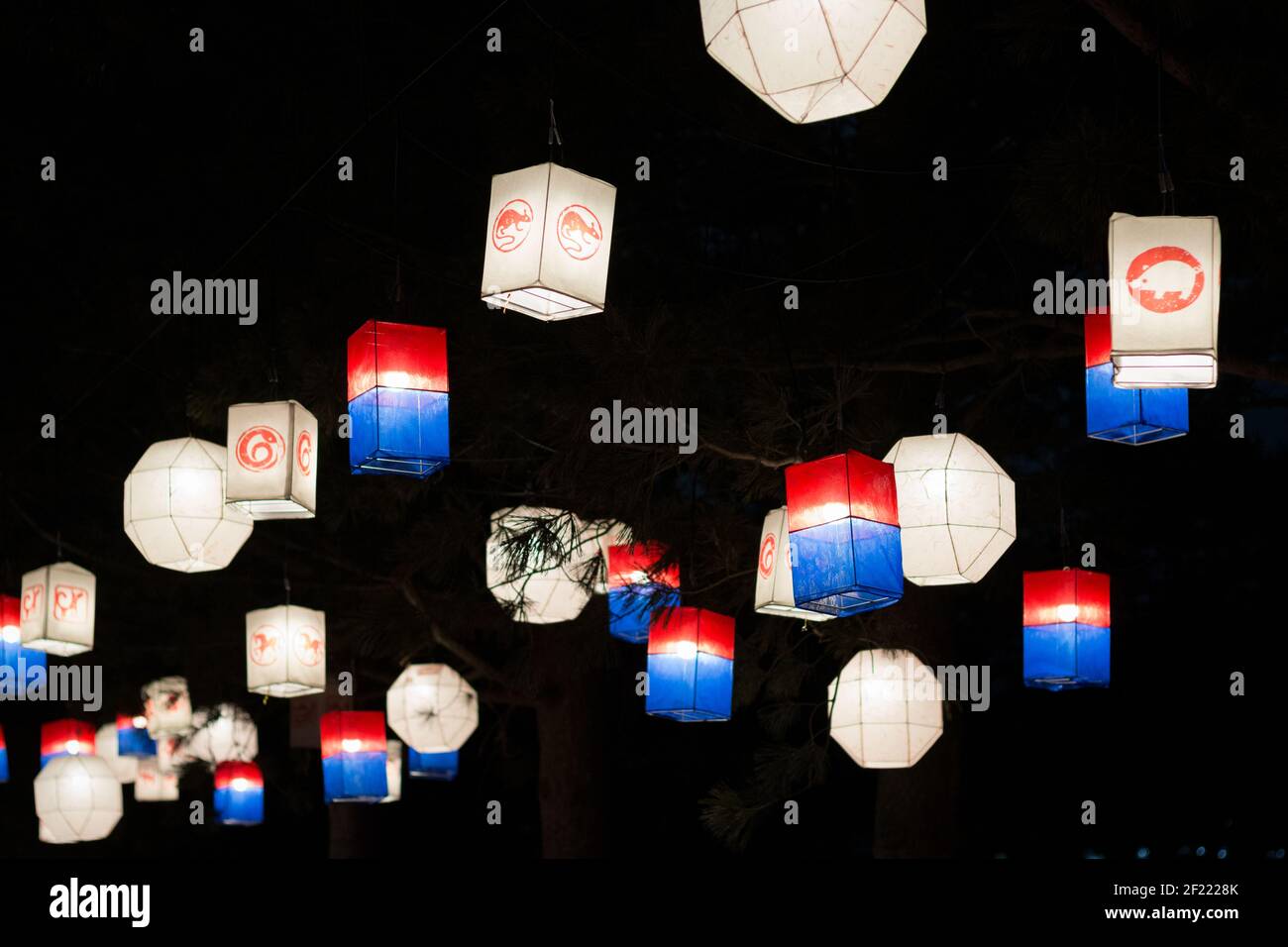 Traditional korean lamp lantern at night along a street Stock Photo - Alamy