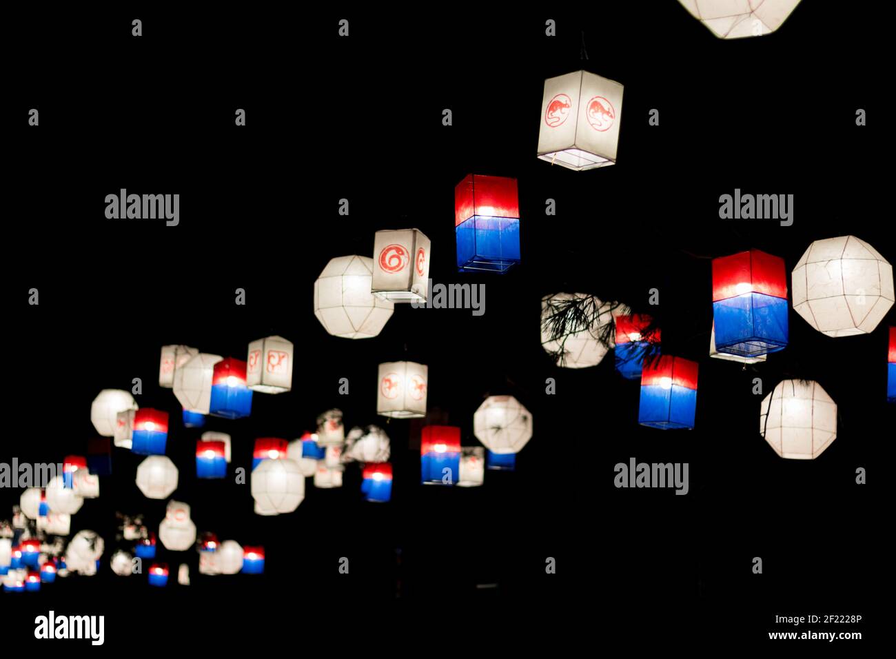 Traditional korean lamp lantern at night along a street Stock Photo - Alamy