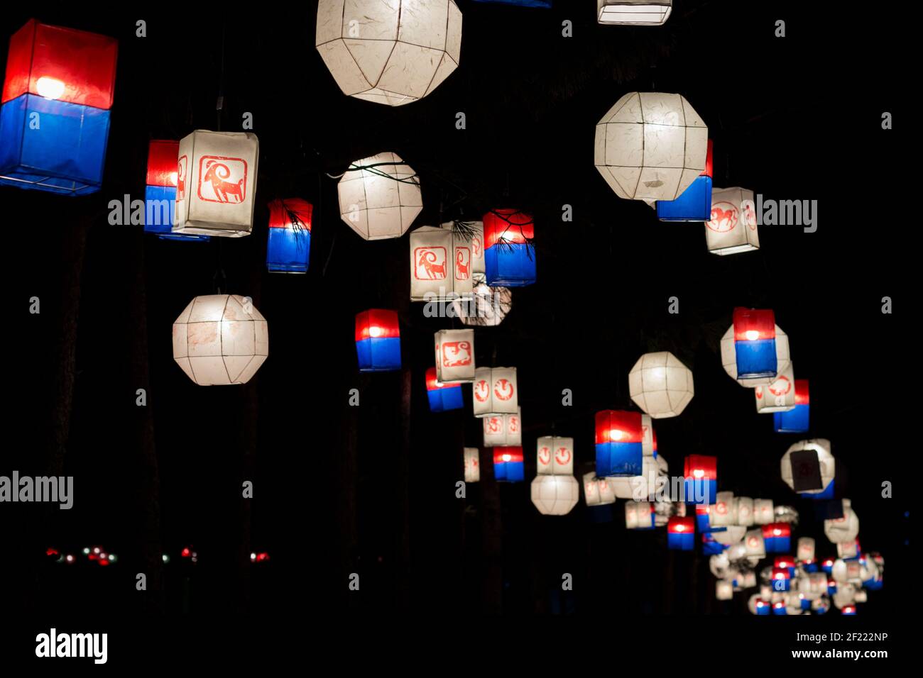 Traditional korean lamp lantern at night along a street Stock Photo - Alamy