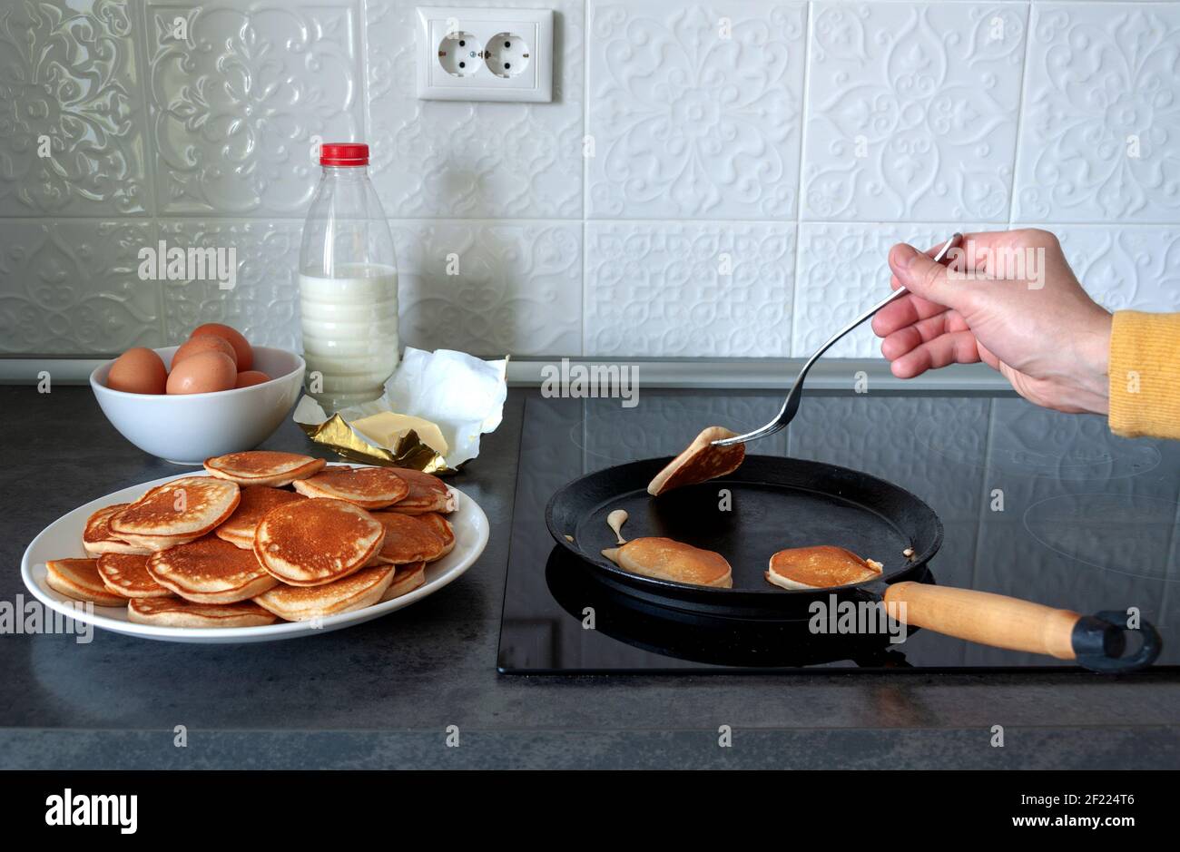 Flipping pancakes hi-res stock photography and images - Alamy