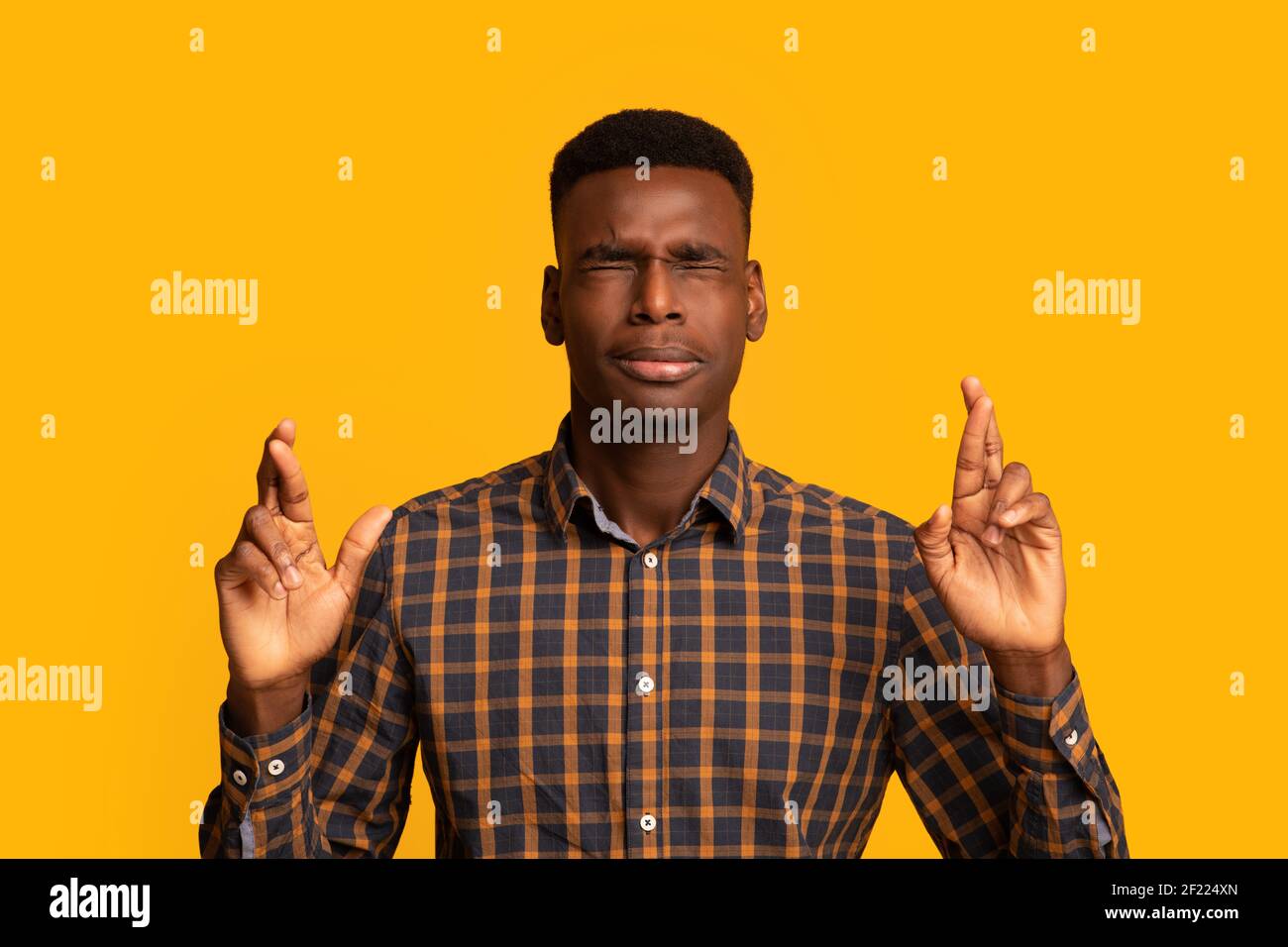 Fingers crossed wish hi-res stock photography and images - Alamy