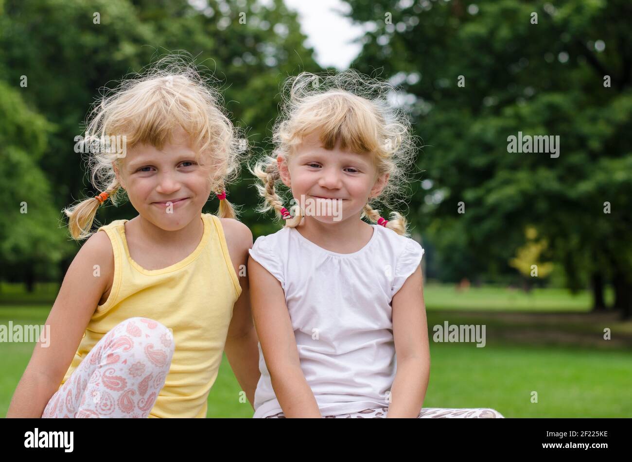 Girls sitting in park hi-res stock photography and images - Alamy