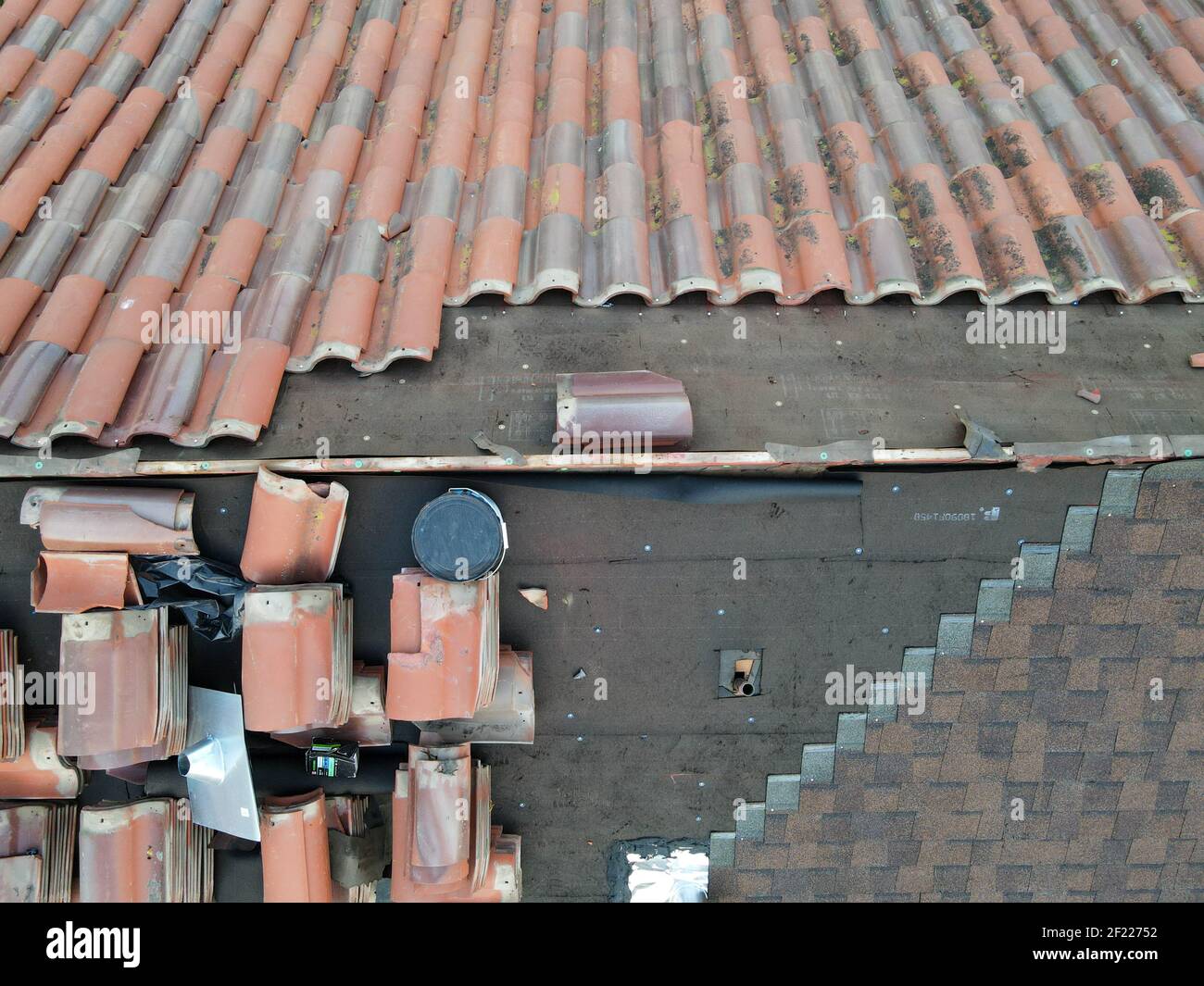 Modern house repair roof hi-res stock photography and images - Alamy