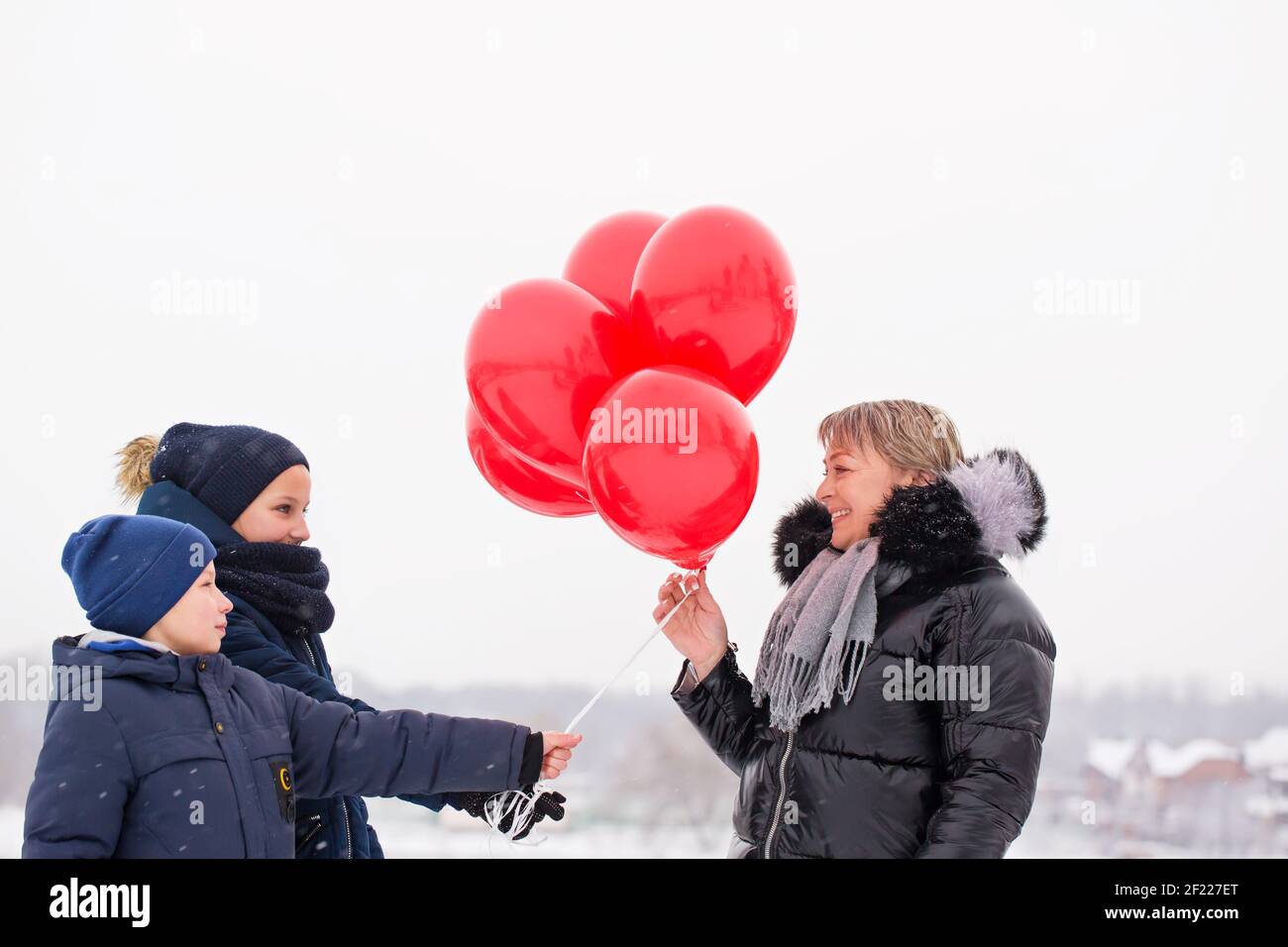 Man give woman balloons hi-res stock photography and images - Alamy