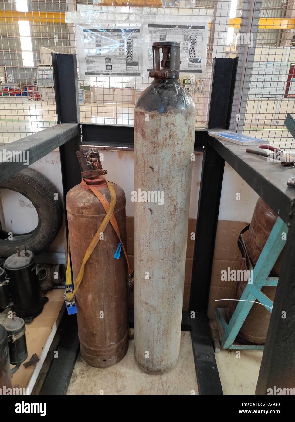 Old and used industrial oxygen cylinder Stock Photo - Alamy