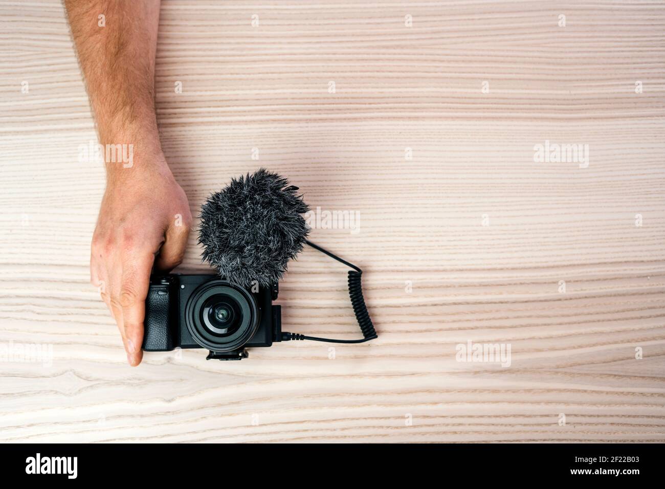 Hand holding microphone hi-res stock photography and images - Alamy