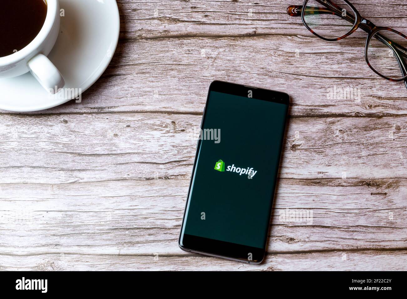 Shopify hi-res stock photography and images - Alamy