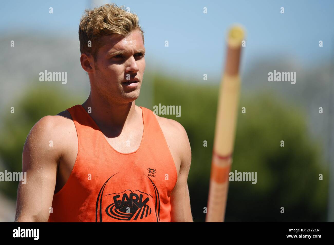 Men decathlon pole vault hi-res stock photography and images - Alamy