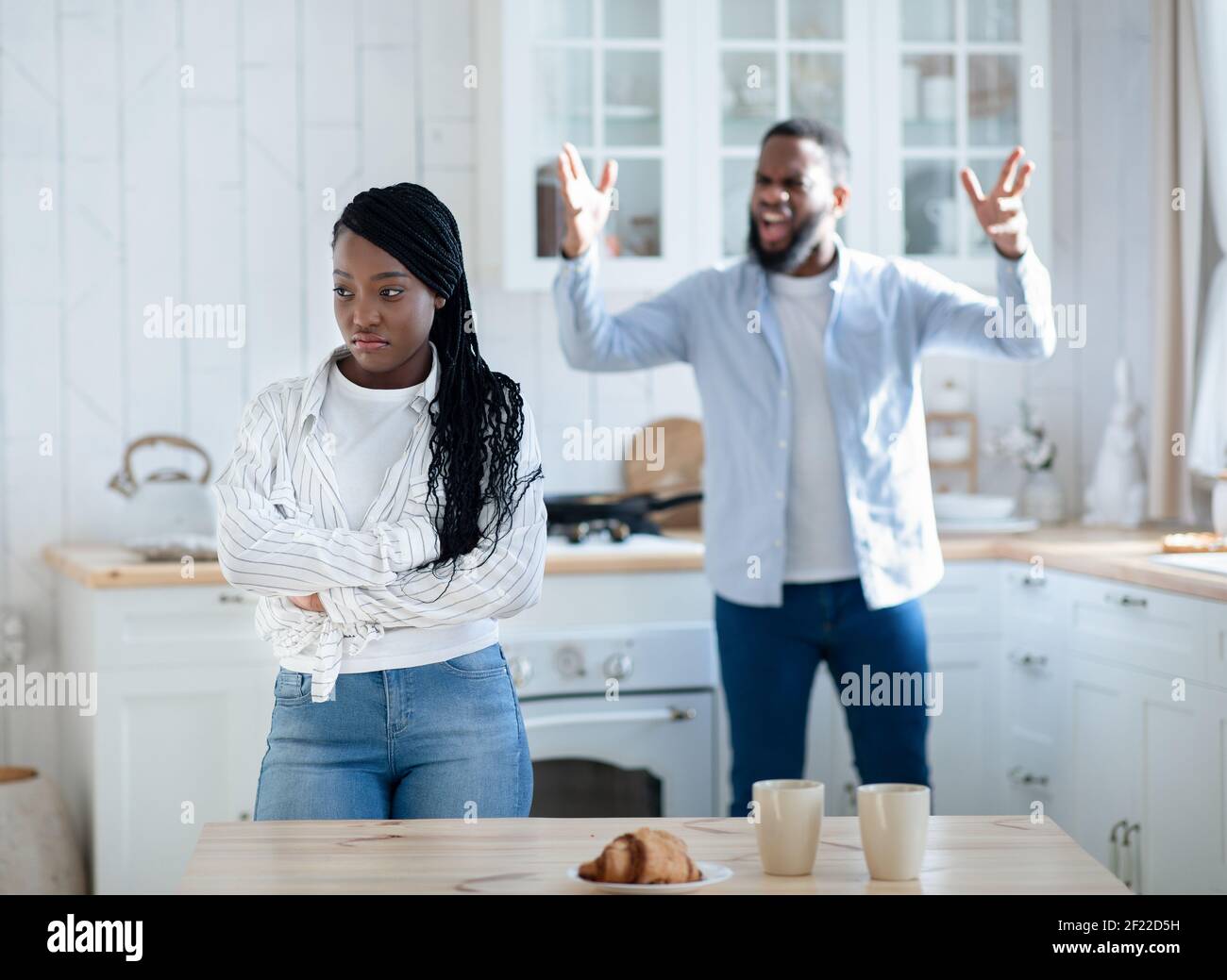 Man shouting at woman hi-res stock photography and images - Alamy