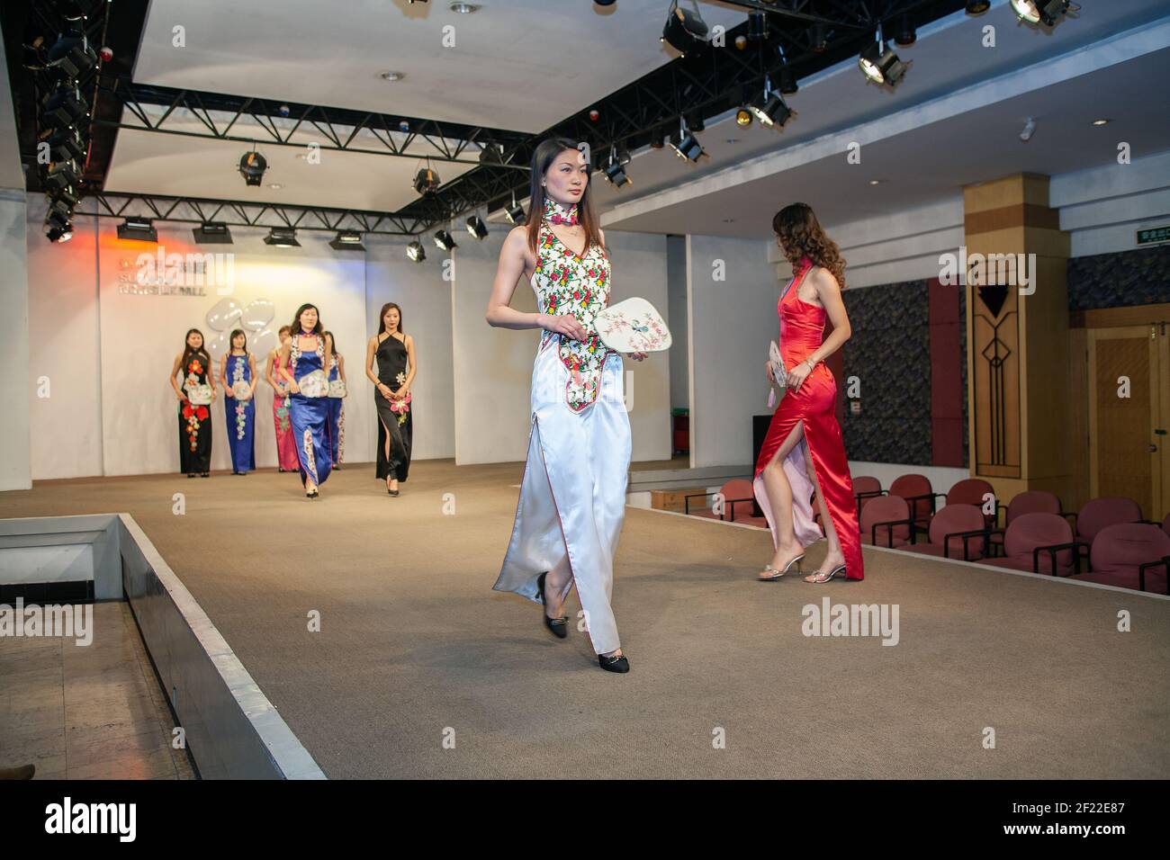 Shanghai China Fashion show for tourist visitor. Photo: Bo Arrhed Stock ...