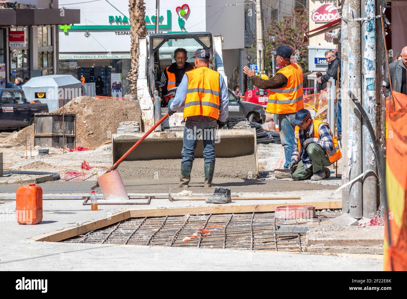 Construction workers doing road construction hi-res stock photography ...