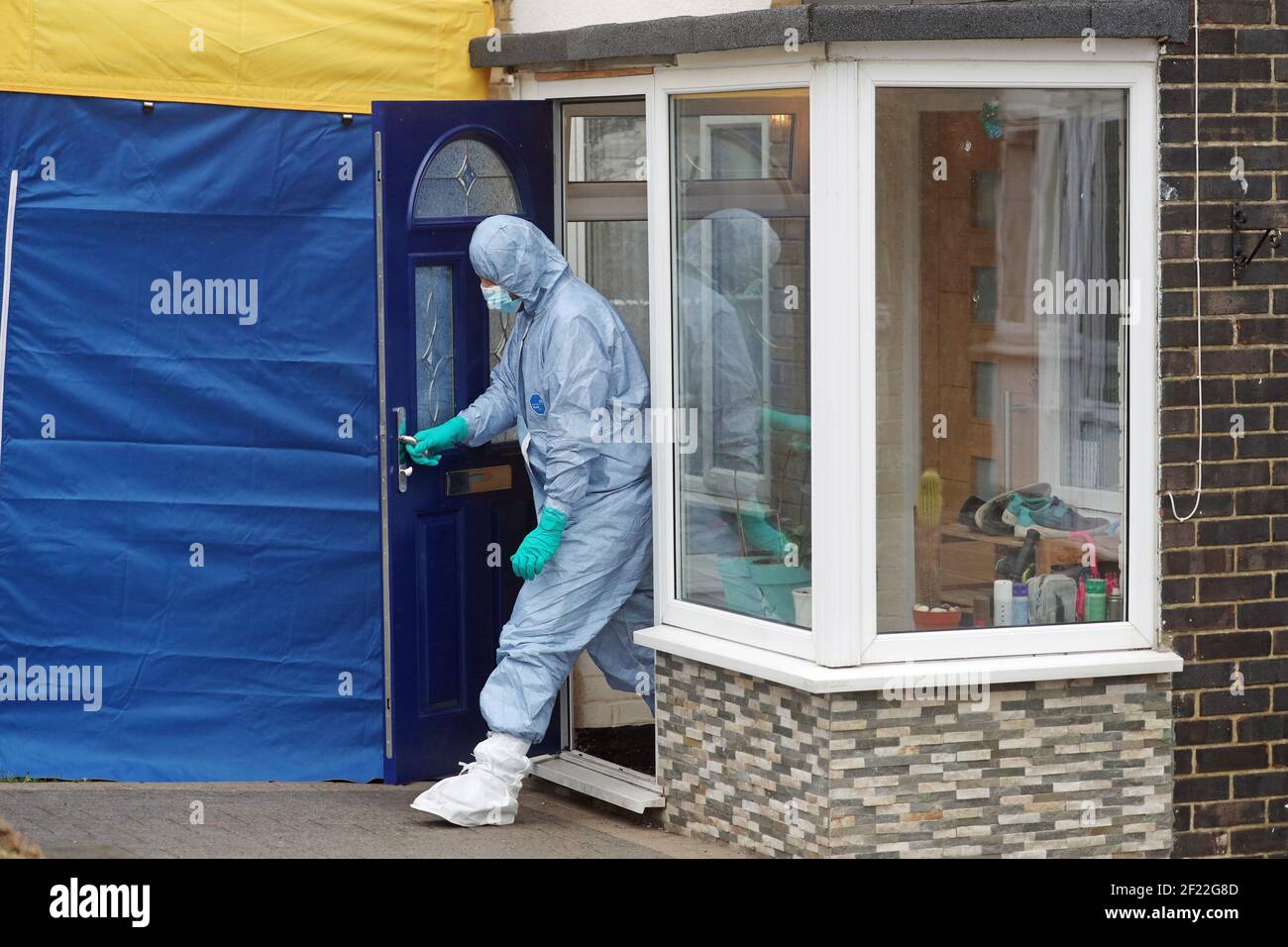 Forensic officer leaves house hi-res stock photography and images - Alamy