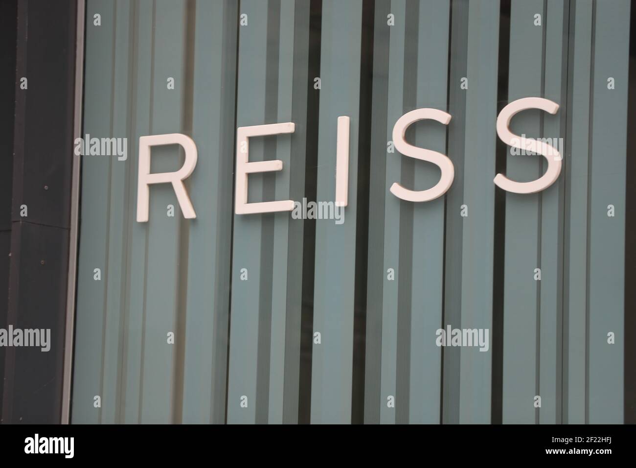 Reiss store 2021 hi-res stock photography and images - Alamy