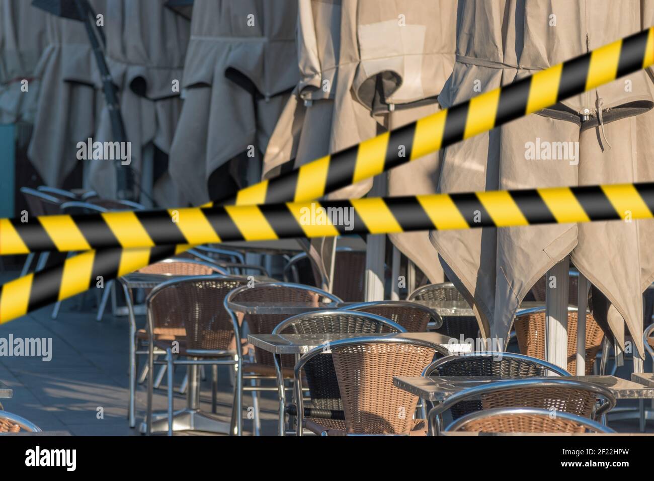 Empty sidewalk dining tables hi-res stock photography and images - Alamy