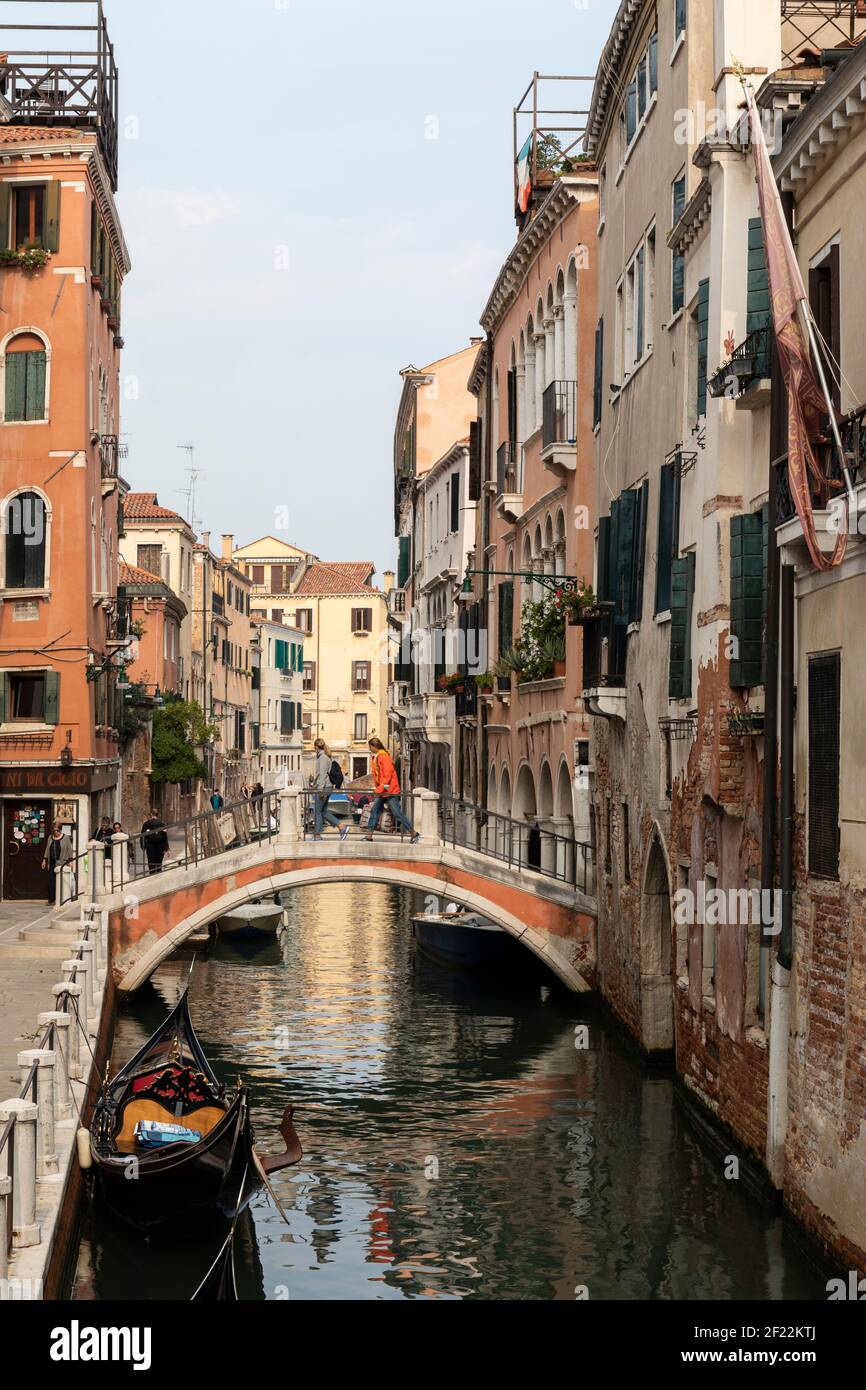 Tourists walking over Ponte Ubaldo Belli bridge, Rio di San Felice ...