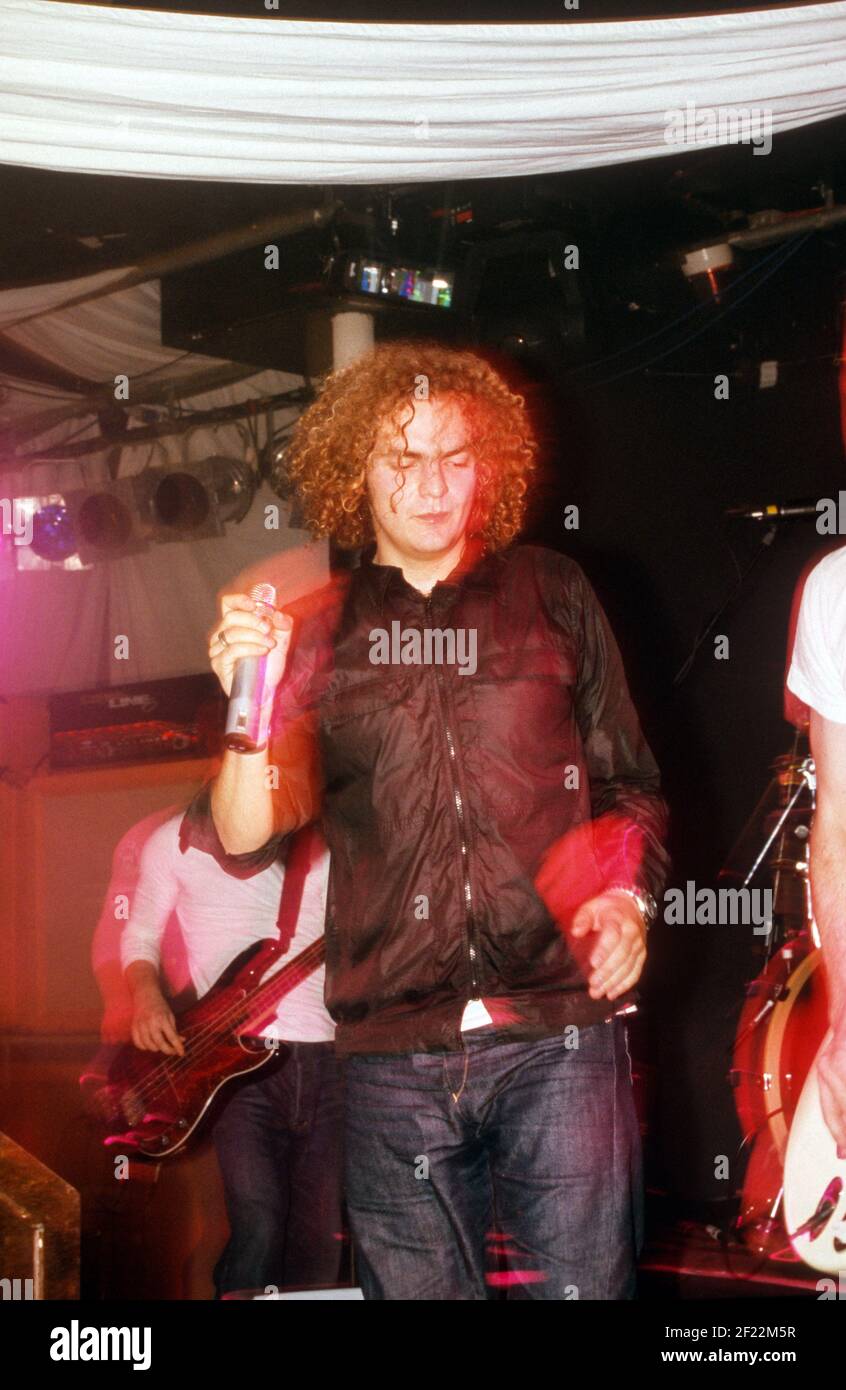 Joseph washbourn toploader singer hi-res stock photography and images ...