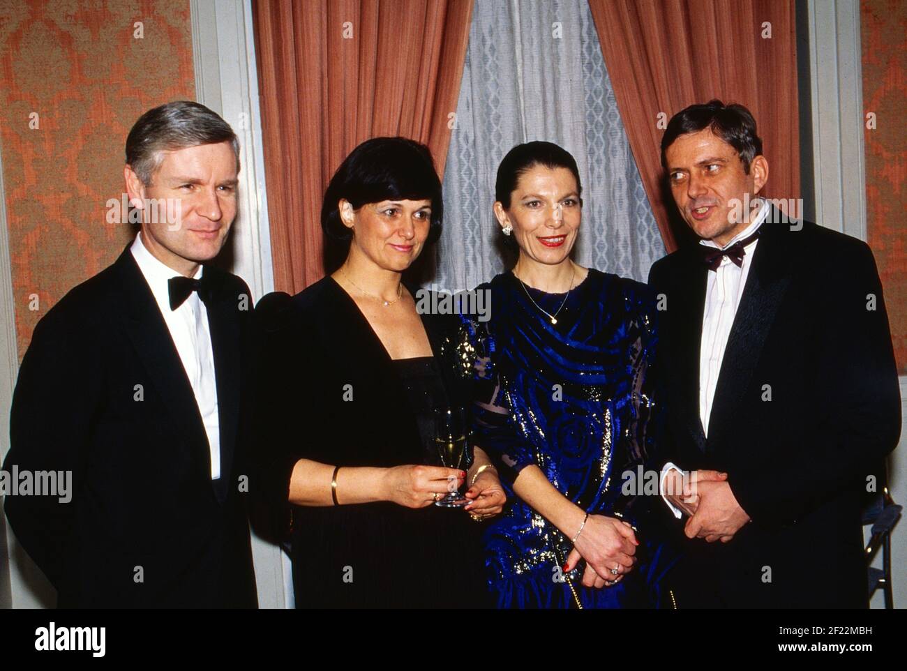 Henning Voscherau mit Ehefrau Anna (beide links) und Wolfgang Berghofer ...