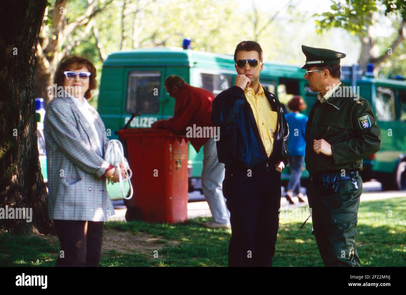 Michael Petri mit einem Polizisten bei einer Demonstration der 1992 ...