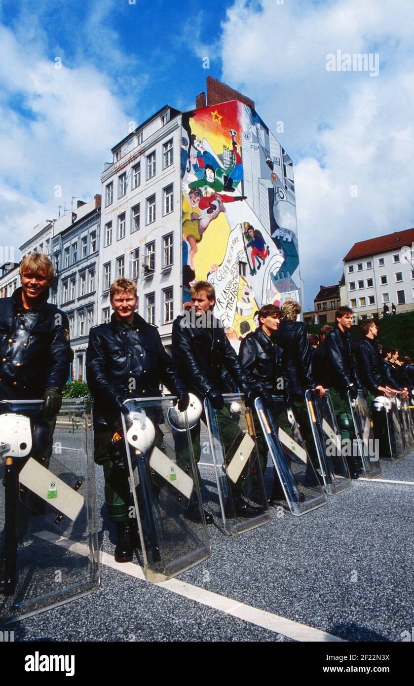 Polizei bildet Straßensperre bei einem Protestzug von Autonomen zum ...