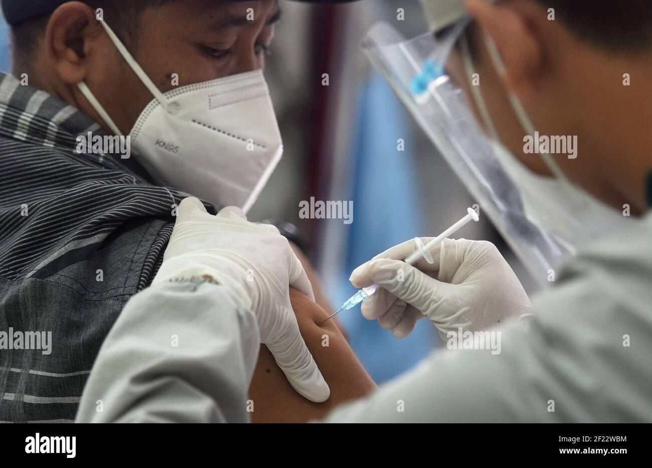 (210310) -- JAKARTA, March 10, 2021 (Xinhua) -- A man receives a dose ...