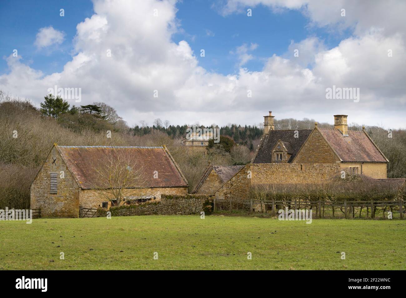 Cotswold traditional barn hi-res stock photography and images - Alamy