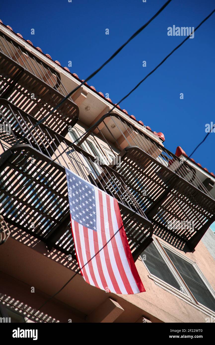 American apartment building hi-res stock photography and images - Alamy