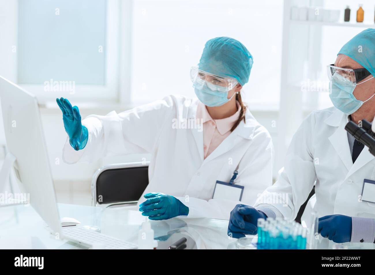 Scientists computer screen data hi-res stock photography and images - Alamy