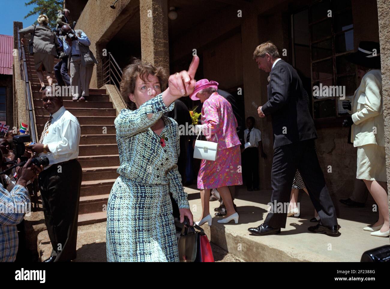 The Queen lakes her way to a school classroom in Alexandra township ...