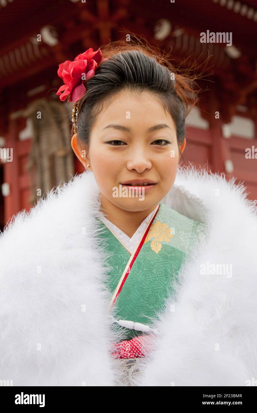 Pretty Japanese lady dressed in kimono with fa on Coming of Age Day ...