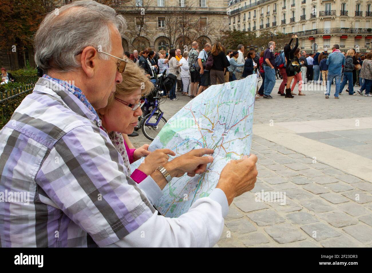 American tourists in paris hi-res stock photography and images - Alamy