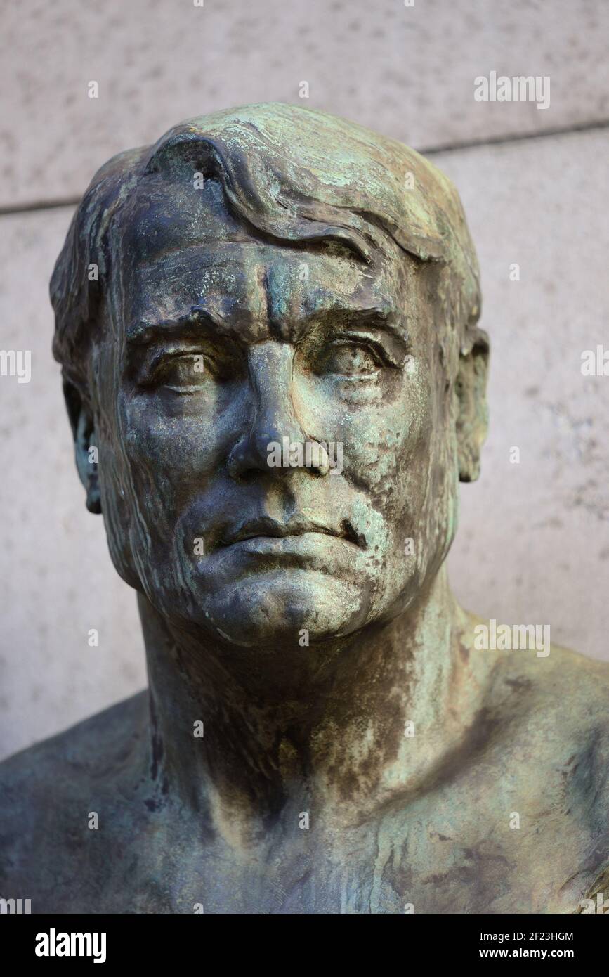 London, England, UK. Bust of Lord Northcliffe outside the Church of ...