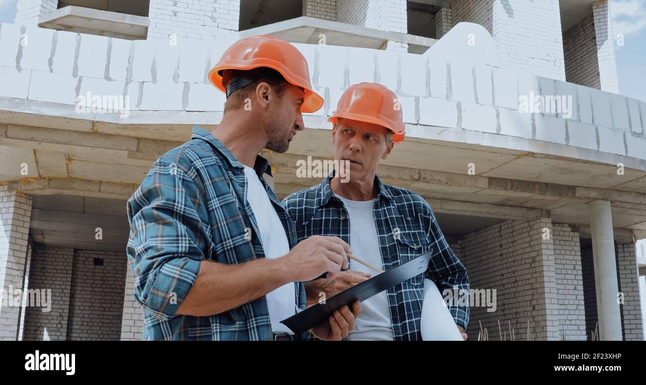 Workmen talking to each other hi-res stock photography and images - Alamy