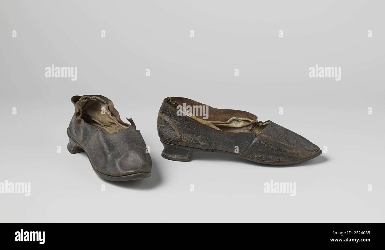 Black leather shoe. No left / right difference. Low slightly hollowed ...