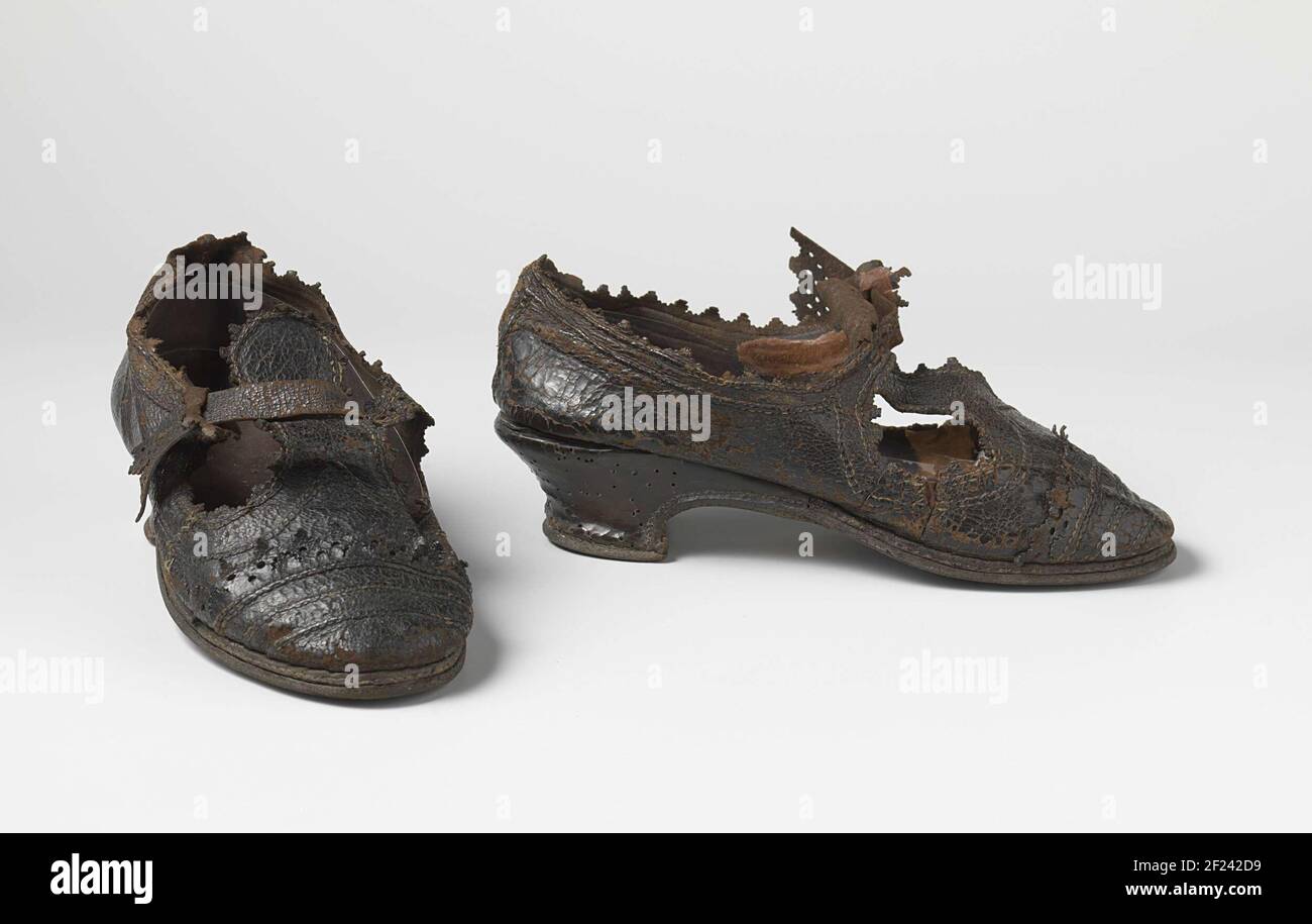 Shoe of black leather, probably so-called clapper. The sole expires ...