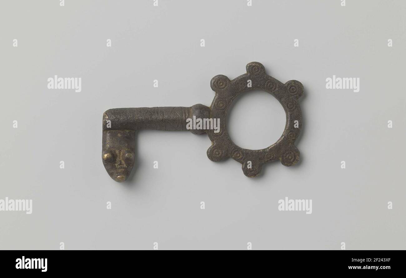 Ceremoniesleutel.Ceremonies key with a large round eye with six round ...