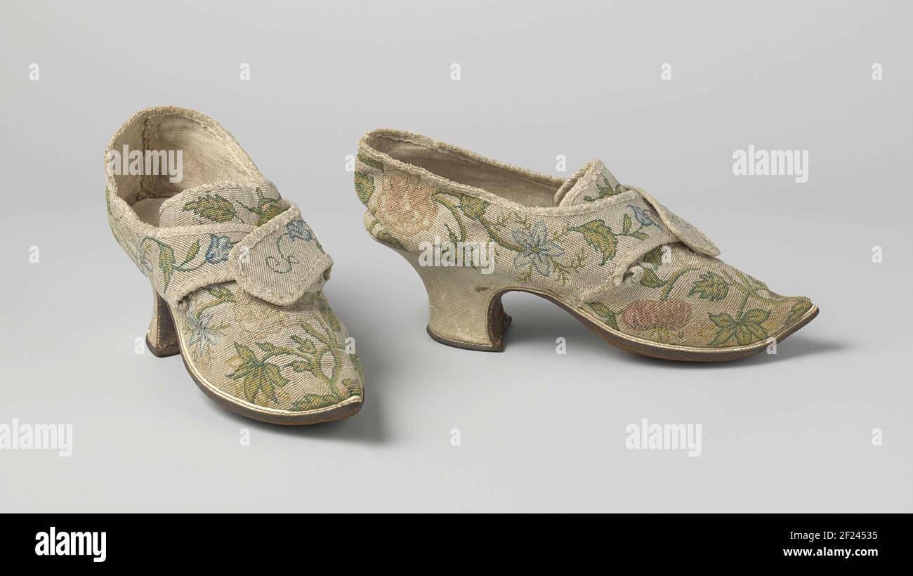 Model: Shoe with excipient, pointed nose and semi-high heels. Leaf of ...