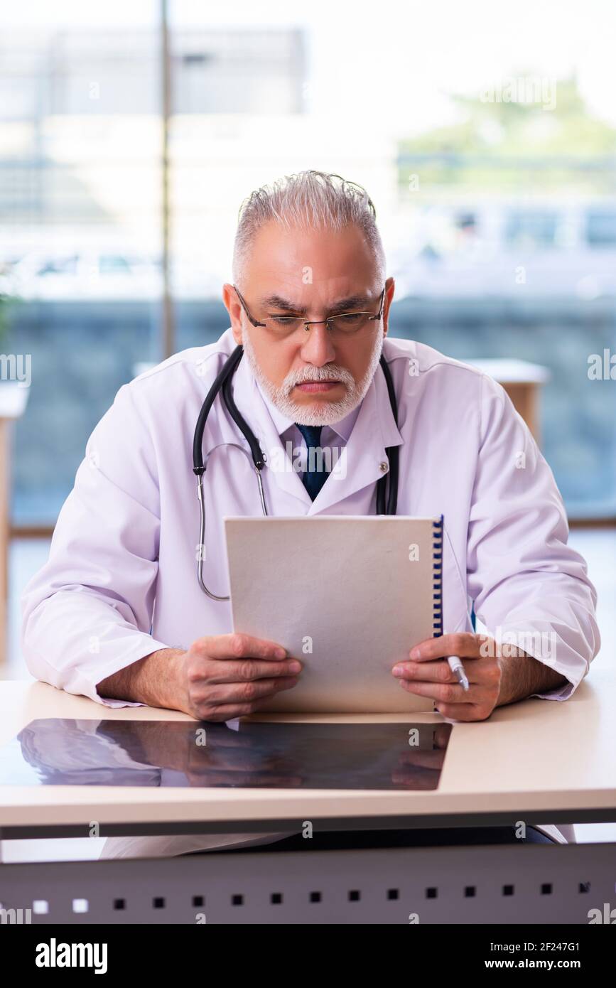Doctor working reading notes hi-res stock photography and images - Alamy