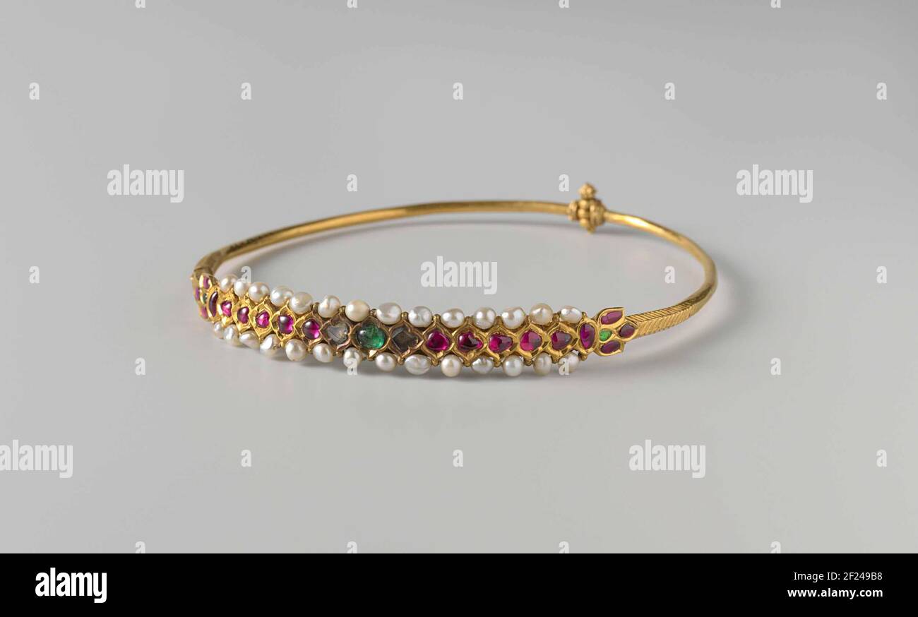 Hansuli hi-res stock photography and images - Alamy