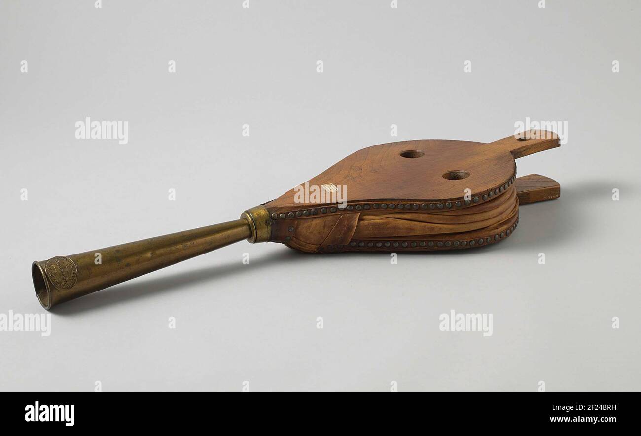 Signalling Horn with Bellows. Simple Breinball with Horn to the mouth ...