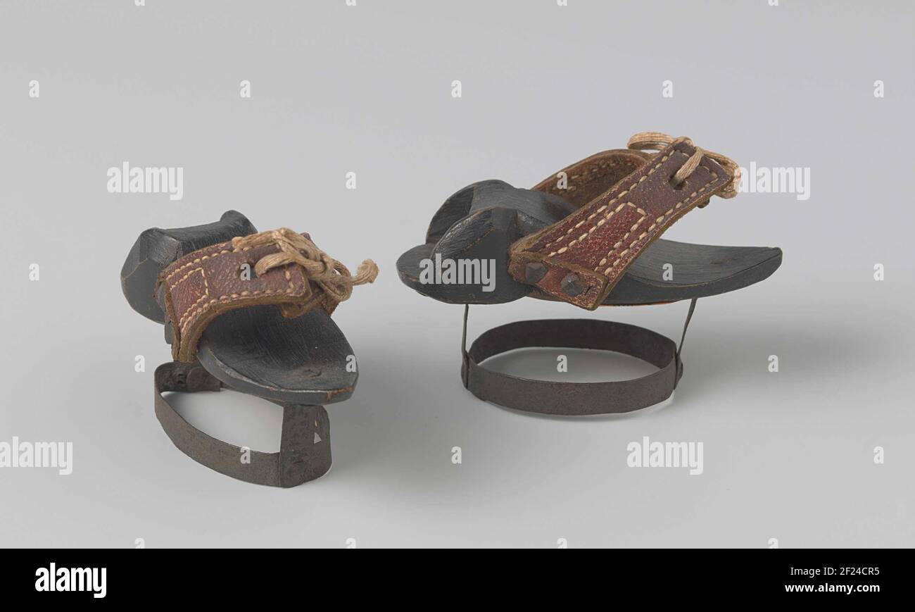 Overschoen op ijzeren standring.Dolls shoe, overshoes on an iron stand ...