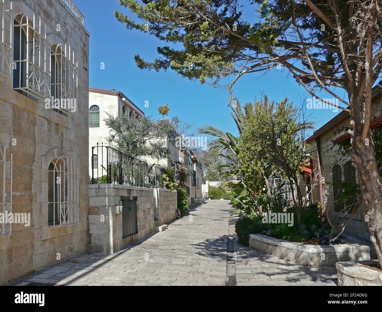 Houses and gardens in the Yemin Moshe quarter in Jerusalem Stock Photo ...
