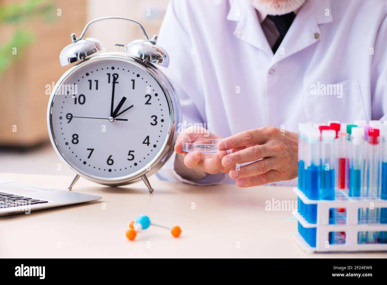 Chemistry lab test tubes clock hi-res stock photography and images - Alamy