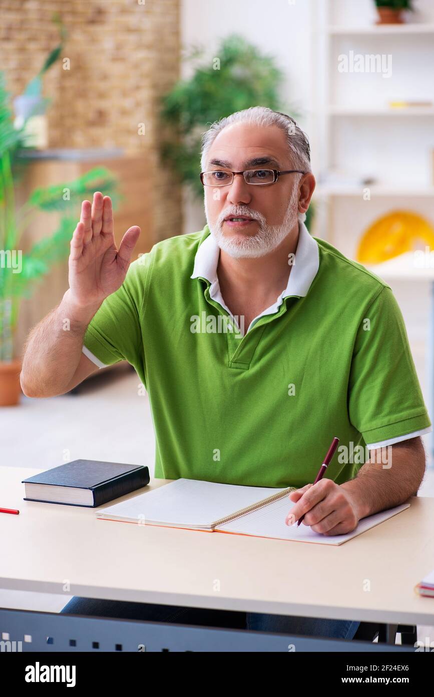 Senior school exams hi-res stock photography and images - Alamy