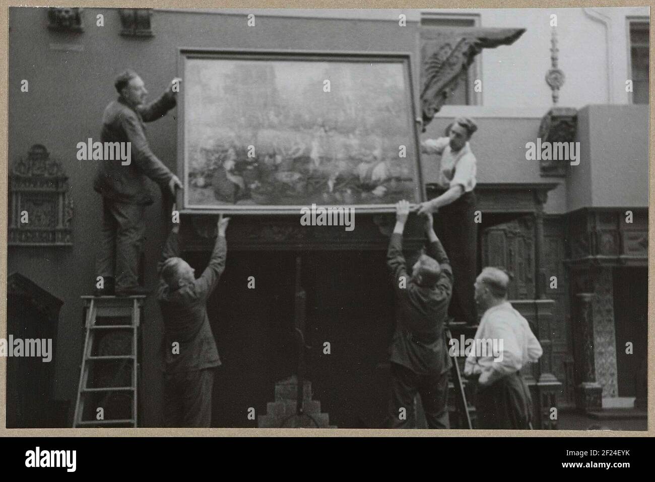 Evacuation in the western courtyard; Evacuation of the Rijksmuseum Due ...