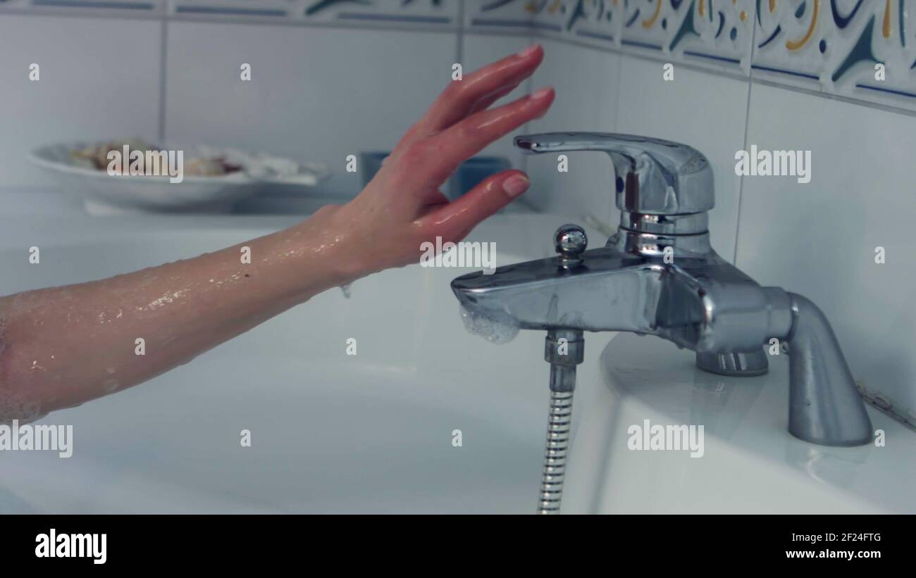Woman hand opening tap and pouring water into the bath Stock Photo - Alamy