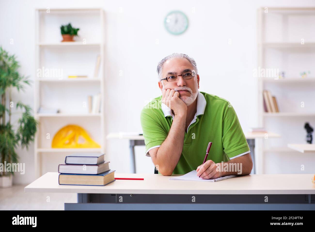 Older student classroom hi-res stock photography and images - Alamy