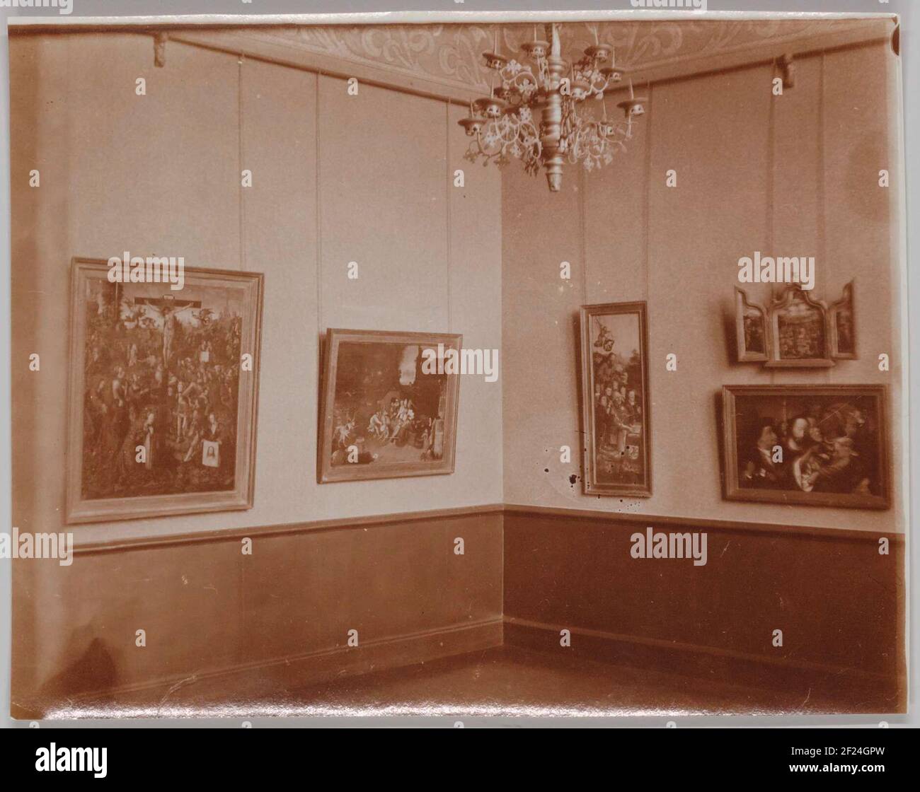 Room with medieval paintings. Knight hall with medieval paintings ...