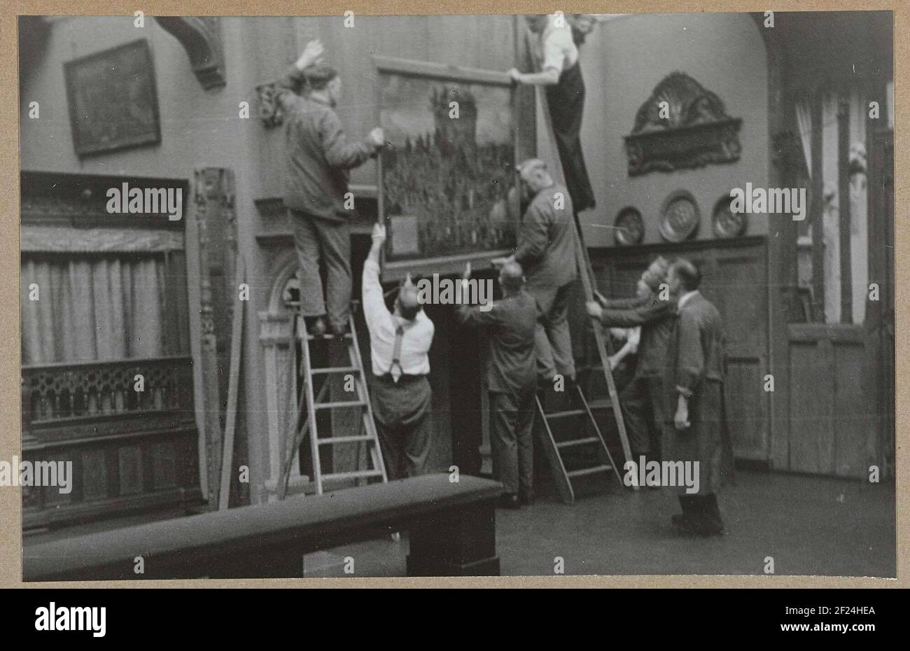 Evacuation in the western courtyard; Evacuation of the Rijksmuseum Due ...